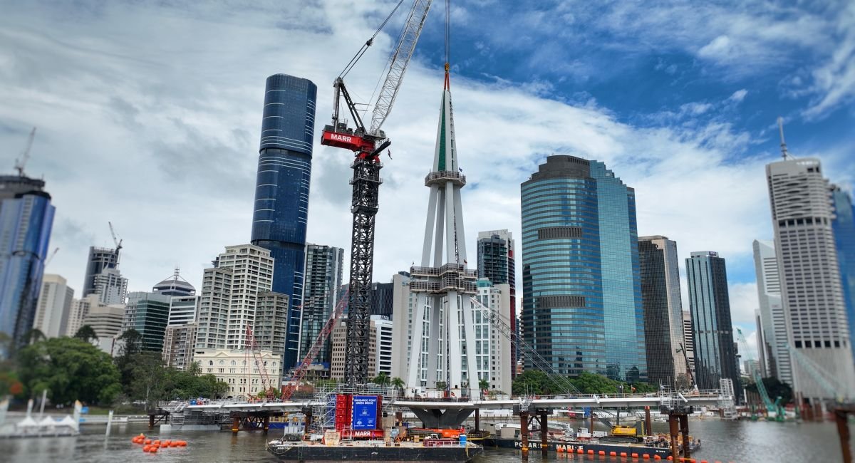 Major milestone caps off mast of landmark Brisbane bridge - BESIX Watpac